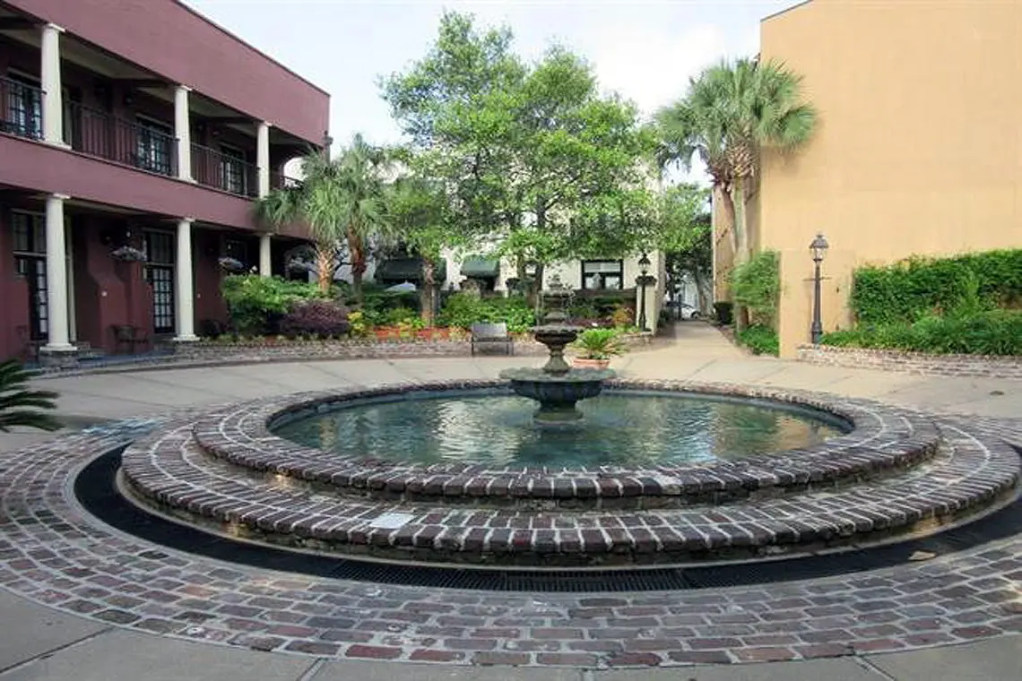 Lodge Alley Inn - Charleston-SC.com